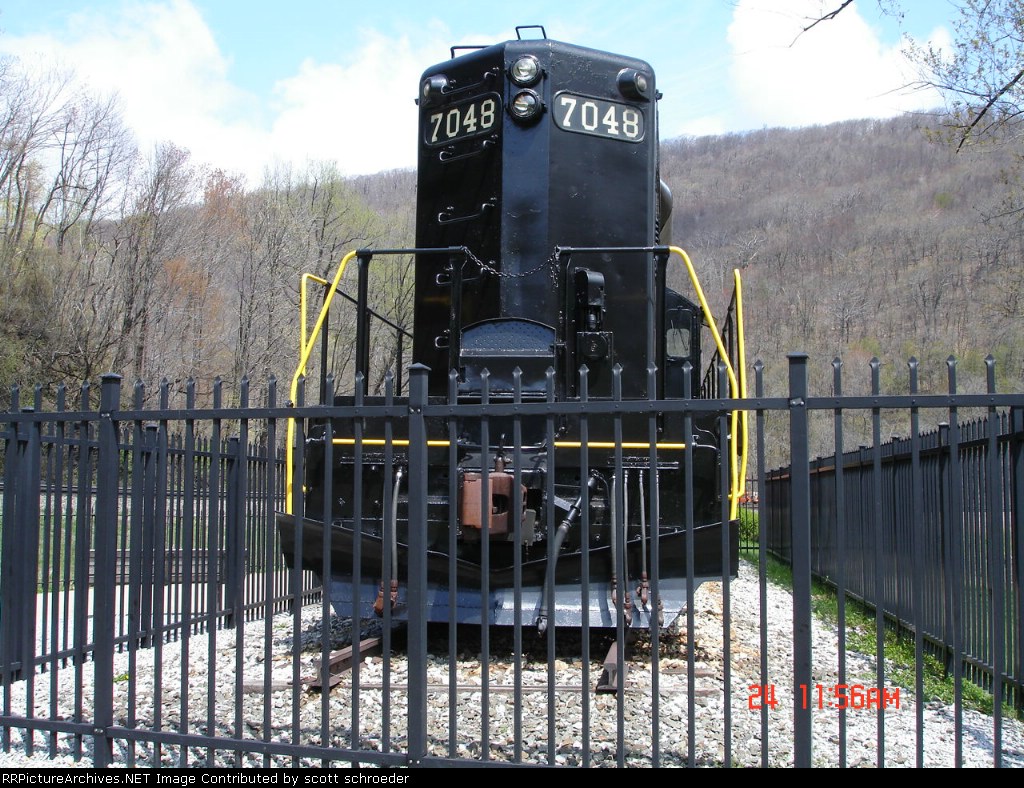 PRR 7048 (GP9) looking at long hood forward